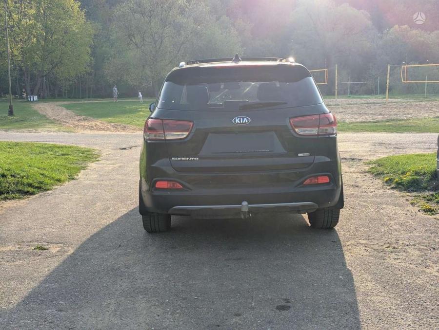 Black Kia Sorento 2017 in Kaunas, with an engine capacity of 2.20 L and mileage of 186 thousand km for 15300 €, photo 7 on AUTOMOTO.COM.LV