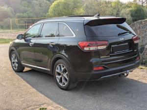 Black Kia Sorento 2017 in Kaunas, with an engine capacity of 2.20 L and mileage of 186 thousand km for 15300 €, photo 8 on AUTOMOTO.COM.LV