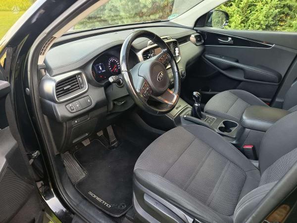 Black Kia Sorento 2017 in Klaipeda, with an engine capacity of 2.20 L and mileage of 123 thousand km for 12999 €, photo 10 on AUTOMOTO.COM.LV
