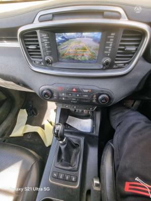 Black Kia Sorento 2017 in Jonava, with an engine capacity of 2.20 L and mileage of 166 thousand km for 4999 €, photo 8 on AUTOMOTO.COM.LV
