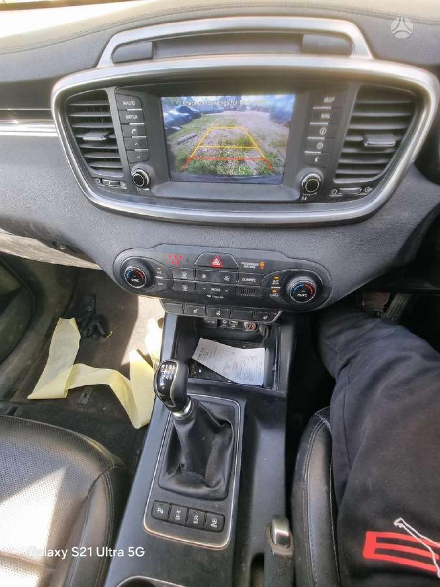 Black Kia Sorento 2017 in Jonava, with an engine capacity of 2.20 L and mileage of 166 thousand km for 4999 €, photo 8 on AUTOMOTO.COM.LV
