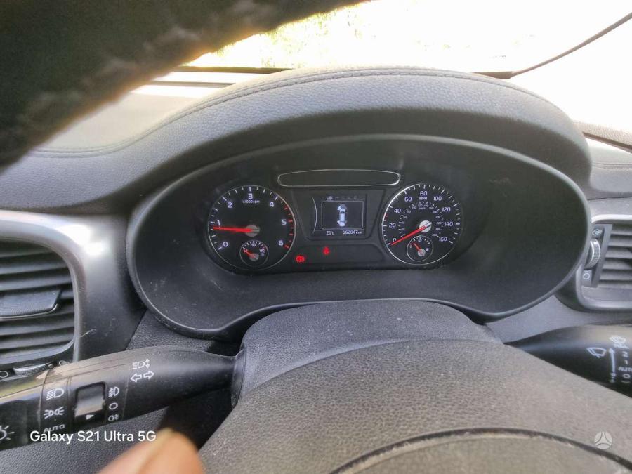 Black Kia Sorento 2017 in Jonava, with an engine capacity of 2.20 L and mileage of 166 thousand km for 4999 €, photo 9 on AUTOMOTO.COM.LV