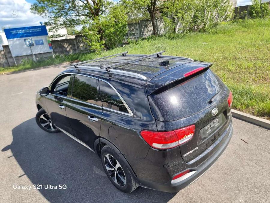 Black Kia Sorento 2017 in Jonava, with an engine capacity of 2.20 L and mileage of 166 thousand km for 4999 €, photo 13 on AUTOMOTO.COM.LV
