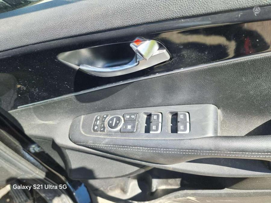 Black Kia Sorento 2017 in Jonava, with an engine capacity of 2.20 L and mileage of 166 thousand km for 4999 €, photo 15 on AUTOMOTO.COM.LV