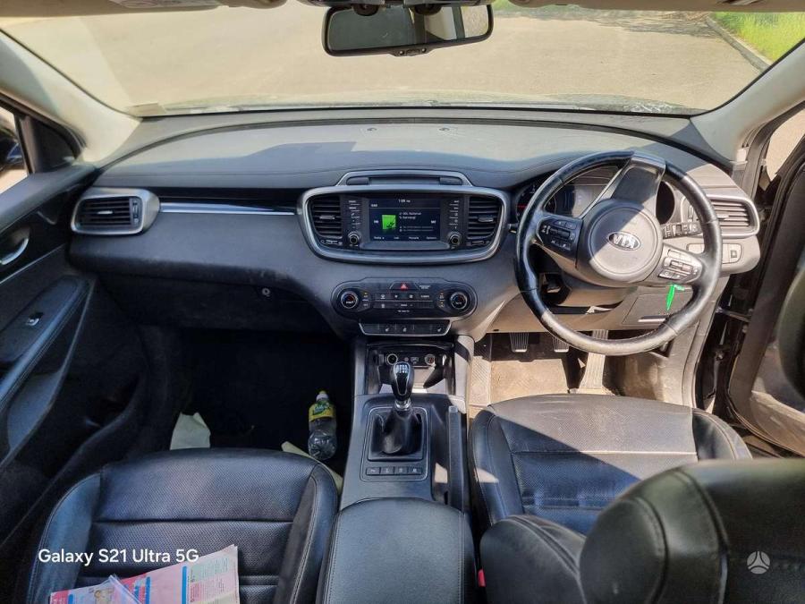 Black Kia Sorento 2017 in Jonava, with an engine capacity of 2.20 L and mileage of 166 thousand km for 4999 €, photo 19 on AUTOMOTO.COM.LV