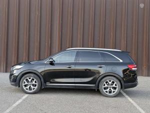 Black Kia Sorento 2017 in Kaunas, with an engine capacity of 2.20 L and mileage of 188 thousand km for 14800 €, photo 5 on AUTOMOTO.COM.LV