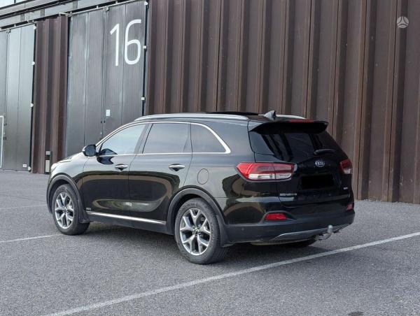 Black Kia Sorento 2017 in Kaunas, with an engine capacity of 2.20 L and mileage of 188 thousand km for 14800 €, photo 5 on AUTOMOTO.COM.LV