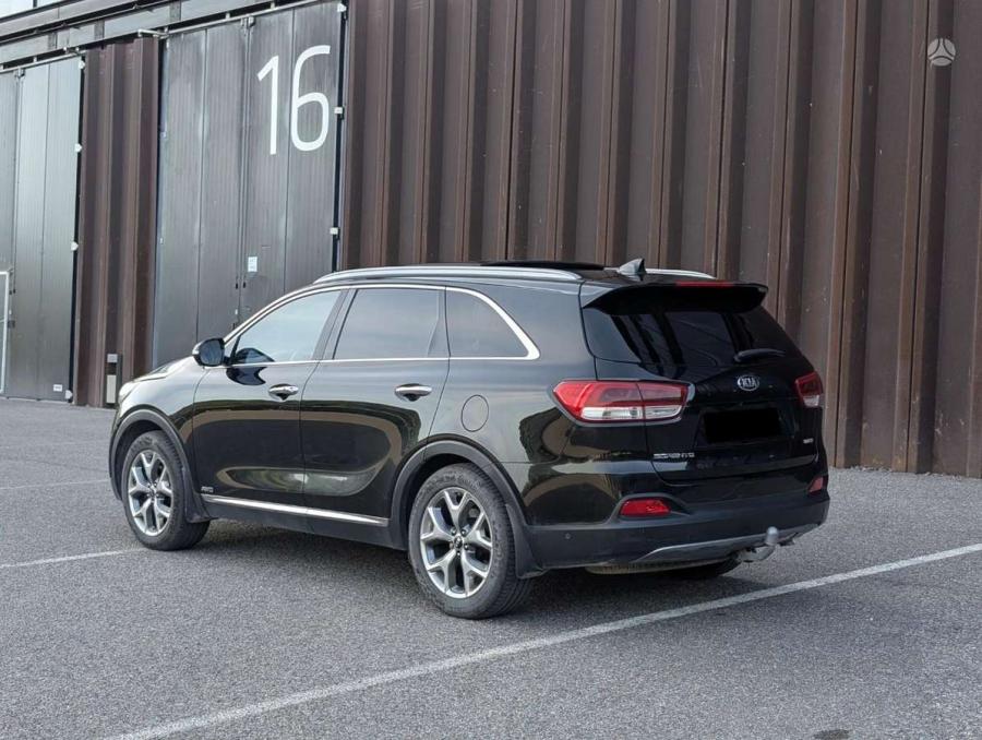 Black Kia Sorento 2017 in Kaunas, with an engine capacity of 2.20 L and mileage of 188 thousand km for 14800 €, photo 6 on AUTOMOTO.COM.LV