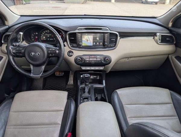 Black Kia Sorento 2017 in Kaunas, with an engine capacity of 2.20 L and mileage of 188 thousand km for 14800 €, photo 9 on AUTOMOTO.COM.LV