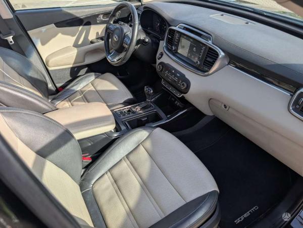 Black Kia Sorento 2017 in Kaunas, with an engine capacity of 2.20 L and mileage of 188 thousand km for 14800 €, photo 10 on AUTOMOTO.COM.LV