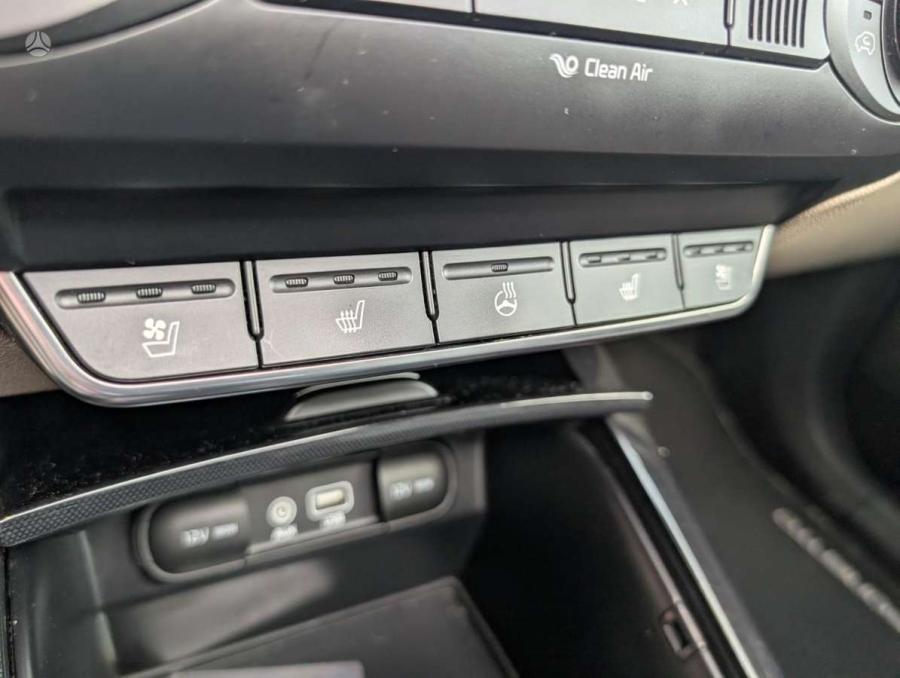 Black Kia Sorento 2017 in Kaunas, with an engine capacity of 2.20 L and mileage of 188 thousand km for 14800 €, photo 16 on AUTOMOTO.COM.LV