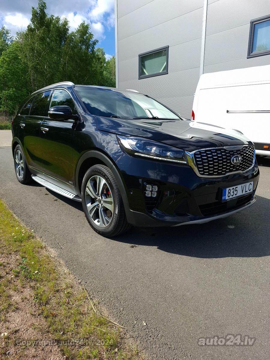 Black Kia Sorento 2018 in Viljandi, with an engine capacity of 2.20 L and mileage of 162 thousand km for 20500 €, photo 3 on AUTOMOTO.COM.LV