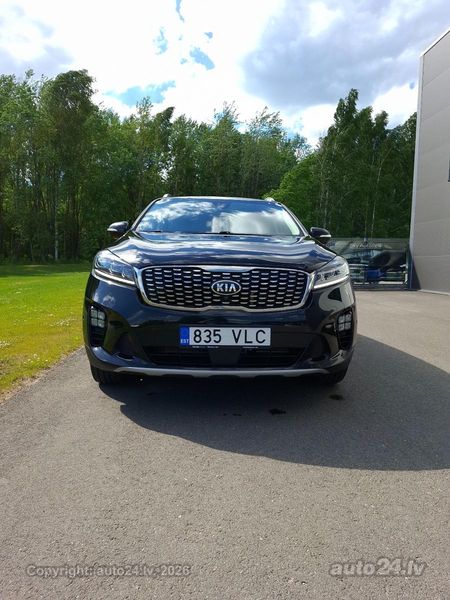 Black Kia Sorento 2018 in Viljandi, with an engine capacity of 2.20 L and mileage of 162 thousand km for 20500 €, photo 4 on AUTOMOTO.COM.LV
