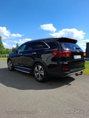 Black Kia Sorento 2018 in Viljandi, with an engine capacity of 2.20 L and mileage of 162 thousand km for 20500 €, photo 5 on AUTOMOTO.COM.LV