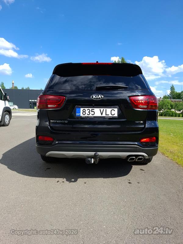 Black Kia Sorento 2018 in Viljandi, with an engine capacity of 2.20 L and mileage of 162 thousand km for 20500 €, photo 5 on AUTOMOTO.COM.LV