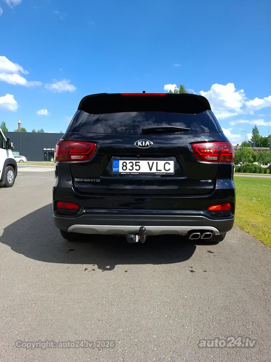 Black Kia Sorento 2018 in Viljandi, with an engine capacity of 2.20 L and mileage of 162 thousand km for 20500 €, photo 6 on AUTOMOTO.COM.LV