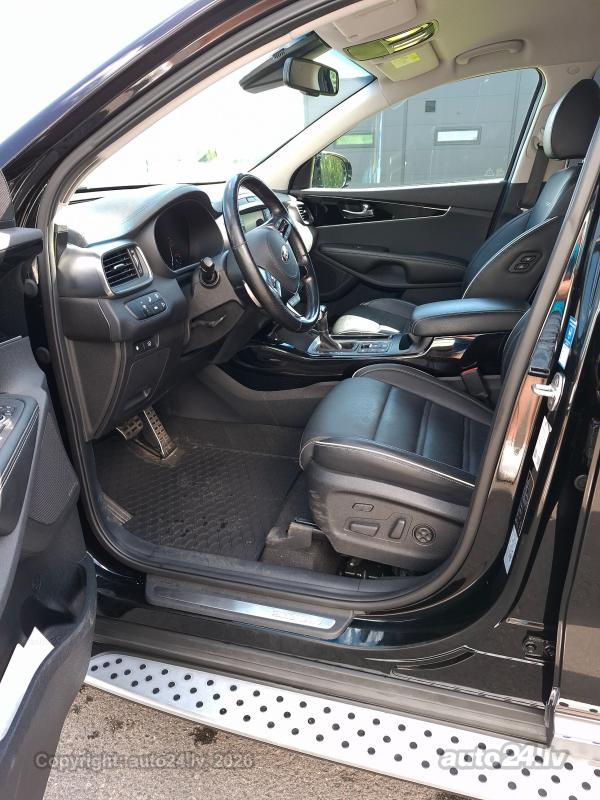 Black Kia Sorento 2018 in Viljandi, with an engine capacity of 2.20 L and mileage of 162 thousand km for 20500 €, photo 7 on AUTOMOTO.COM.LV