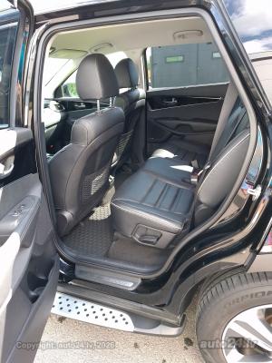 Black Kia Sorento 2018 in Viljandi, with an engine capacity of 2.20 L and mileage of 162 thousand km for 20500 €, photo 9 on AUTOMOTO.COM.LV