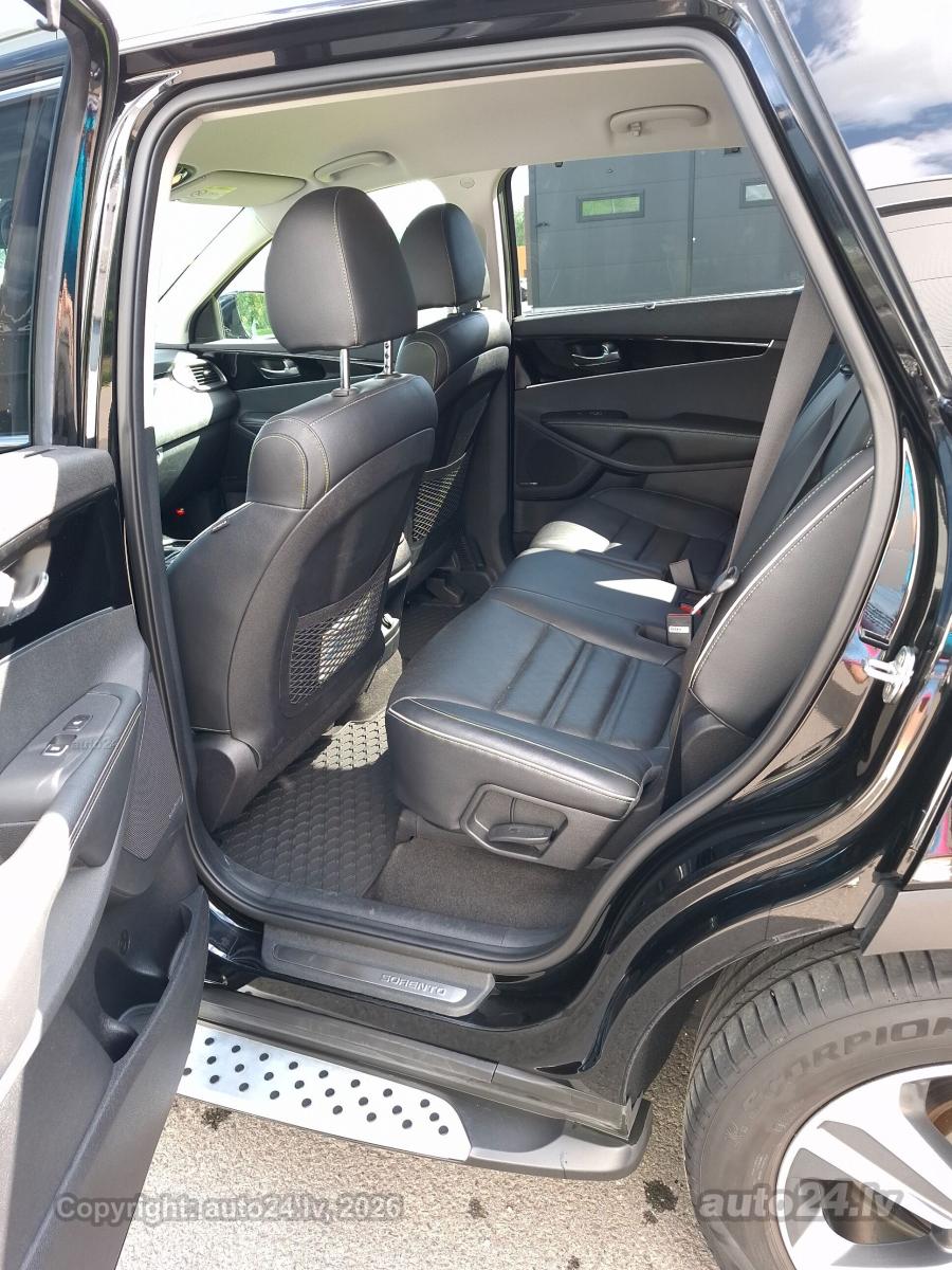Black Kia Sorento 2018 in Viljandi, with an engine capacity of 2.20 L and mileage of 162 thousand km for 20500 €, photo 9 on AUTOMOTO.COM.LV