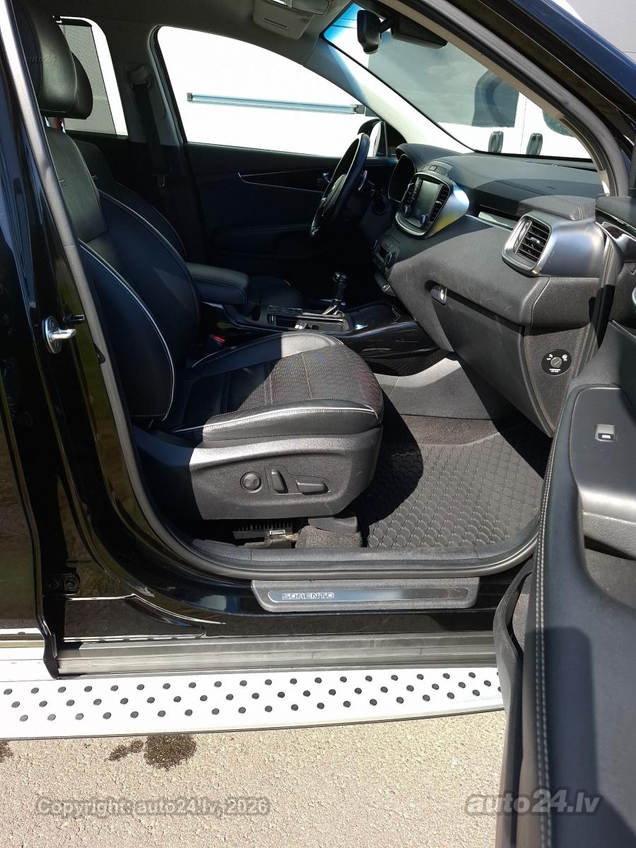 Black Kia Sorento 2018 in Viljandi, with an engine capacity of 2.20 L and mileage of 162 thousand km for 20500 €, photo 11 on AUTOMOTO.COM.LV