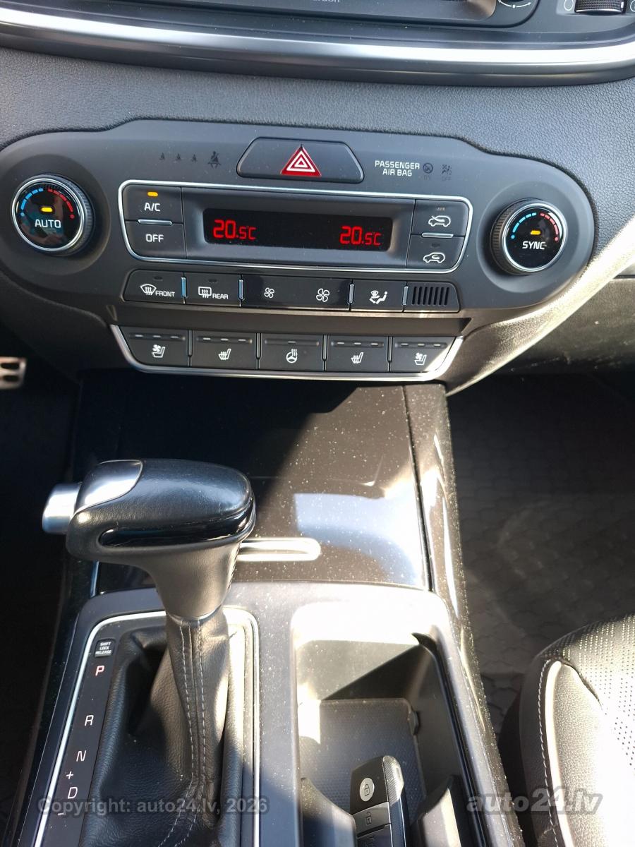 Black Kia Sorento 2018 in Viljandi, with an engine capacity of 2.20 L and mileage of 162 thousand km for 20500 €, photo 15 on AUTOMOTO.COM.LV