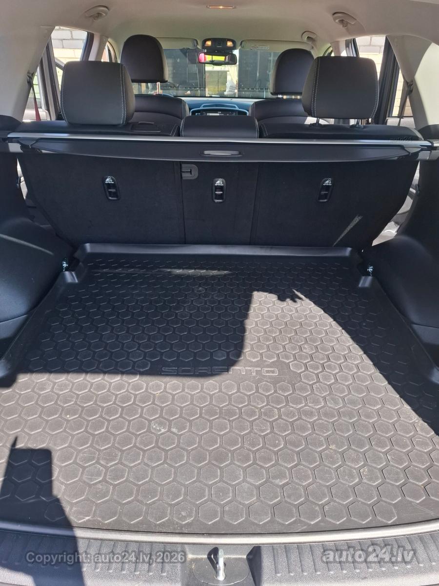 Black Kia Sorento 2018 in Viljandi, with an engine capacity of 2.20 L and mileage of 162 thousand km for 20500 €, photo 16 on AUTOMOTO.COM.LV