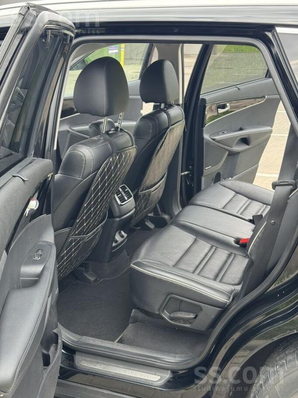 Black Kia Sorento 2018 in Riga, with an engine capacity of 2.20 L and mileage of 158 thousand km for 20800 €, photo 3 on AUTOMOTO.COM.LV