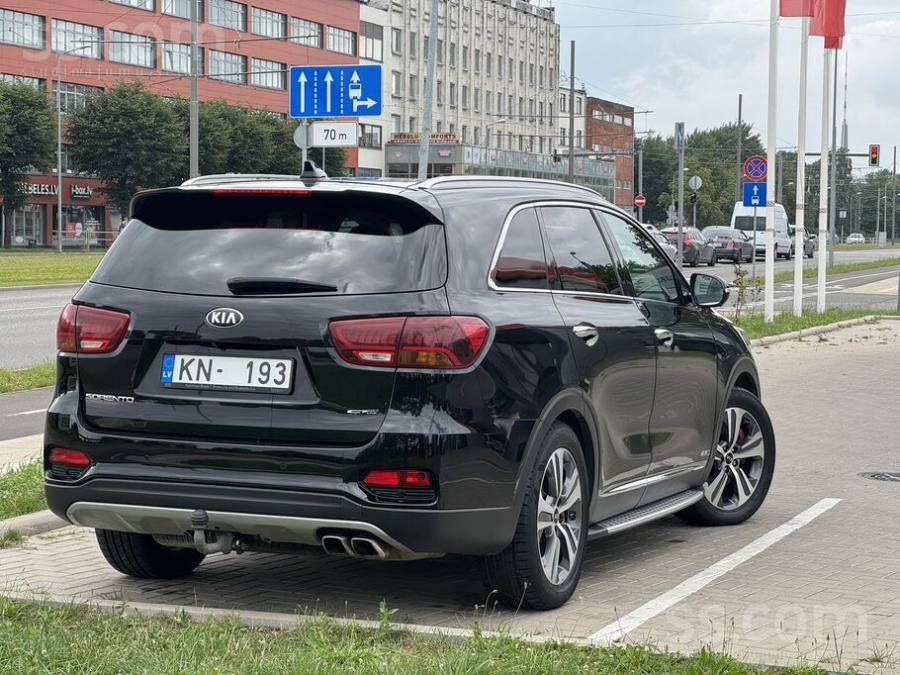 Black Kia Sorento 2018 in Riga, with an engine capacity of 2.20 L and mileage of 158 thousand km for 20800 €, photo 9 on AUTOMOTO.COM.LV