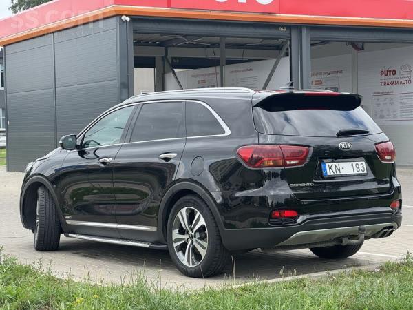 Black Kia Sorento 2018 in Riga, with an engine capacity of 2.20 L and mileage of 158 thousand km for 20800 €, photo 9 on AUTOMOTO.COM.LV