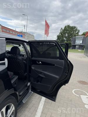 Black Kia Sorento 2018 in Riga, with an engine capacity of 2.20 L and mileage of 158 thousand km for 20800 €, photo 11 on AUTOMOTO.COM.LV
