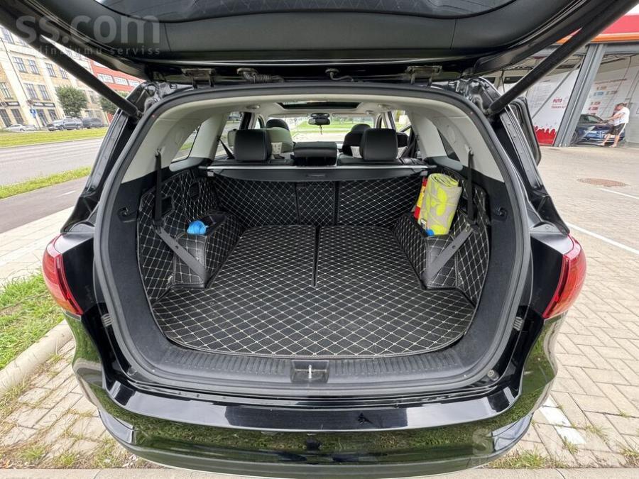 Black Kia Sorento 2018 in Riga, with an engine capacity of 2.20 L and mileage of 158 thousand km for 20800 €, photo 14 on AUTOMOTO.COM.LV