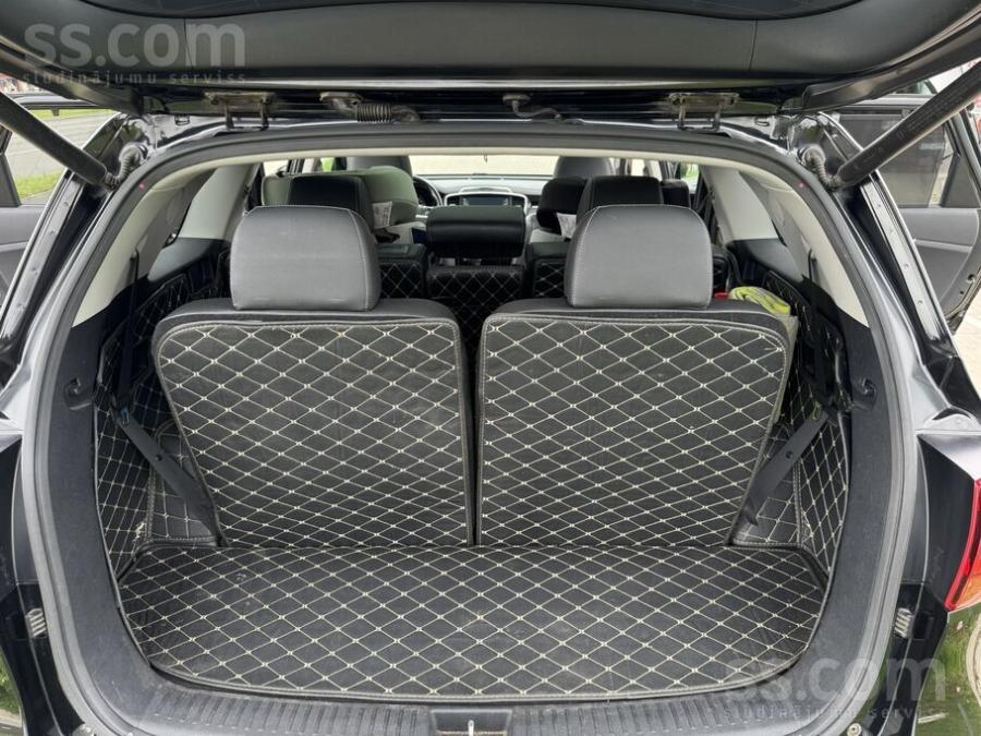 Black Kia Sorento 2018 in Riga, with an engine capacity of 2.20 L and mileage of 158 thousand km for 20800 €, photo 15 on AUTOMOTO.COM.LV