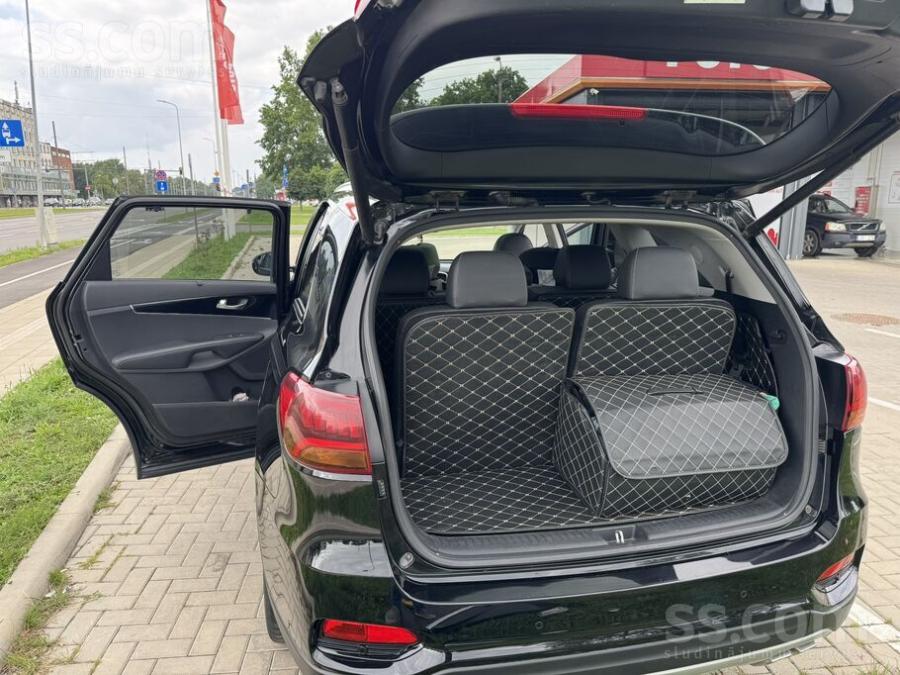 Black Kia Sorento 2018 in Riga, with an engine capacity of 2.20 L and mileage of 158 thousand km for 20800 €, photo 16 on AUTOMOTO.COM.LV