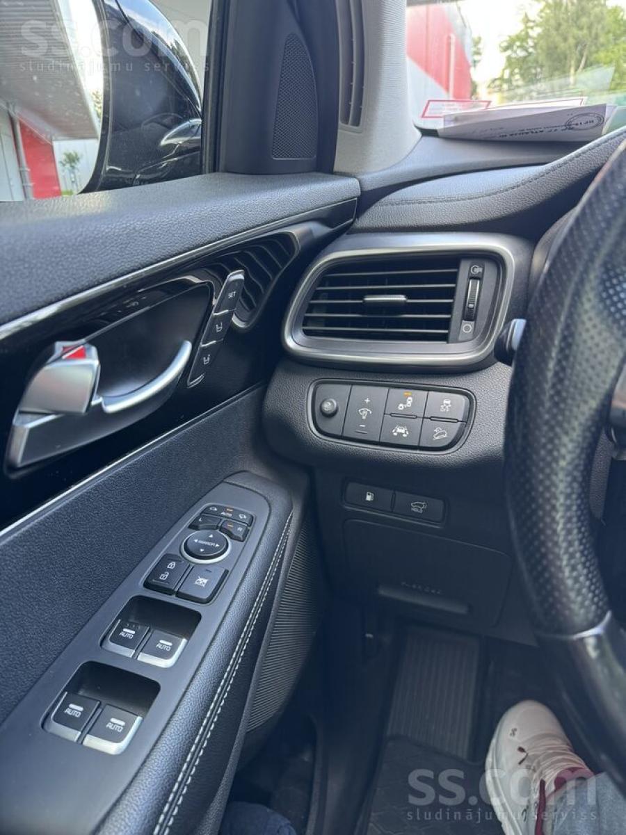 Black Kia Sorento 2018 in Riga, with an engine capacity of 2.20 L and mileage of 158 thousand km for 20800 €, photo 19 on AUTOMOTO.COM.LV