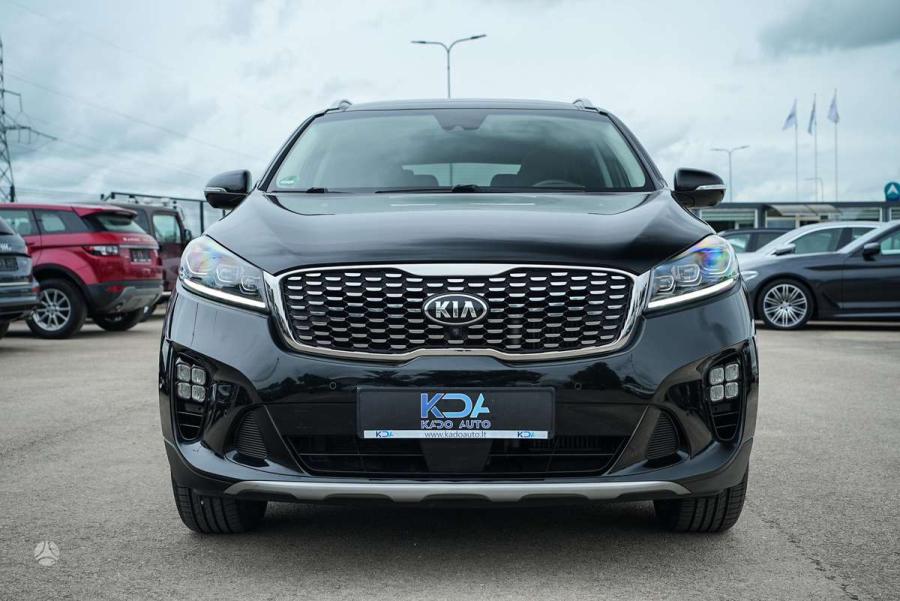 Black Kia Sorento 2018 in Marijampole, with an engine capacity of 2.20 L and mileage of 105 thousand km for 21250 €, photo 4 on AUTOMOTO.COM.LV