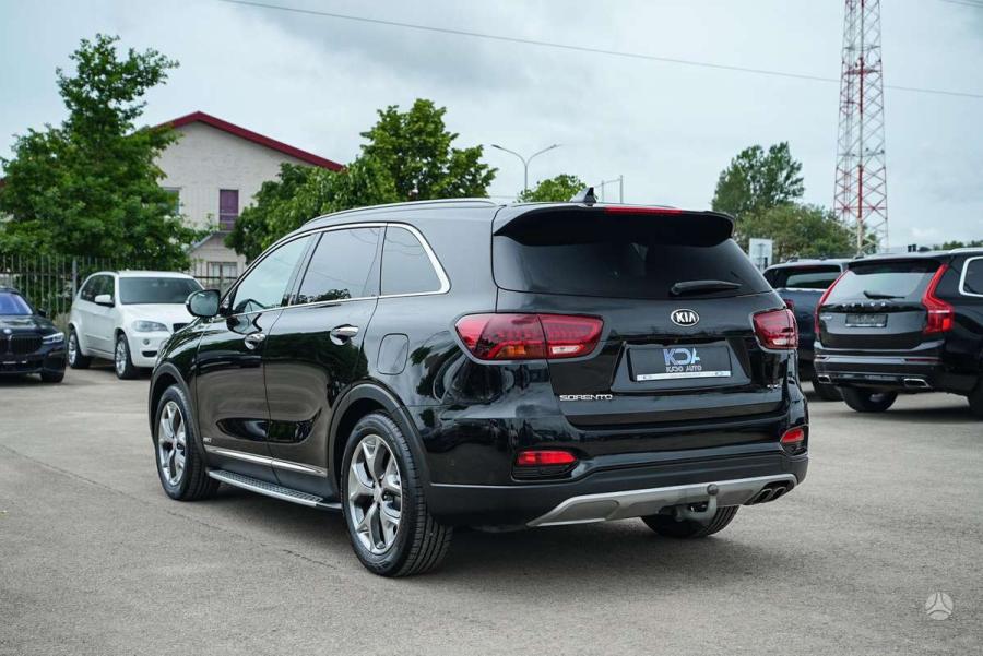 Black Kia Sorento 2018 in Marijampole, with an engine capacity of 2.20 L and mileage of 105 thousand km for 21250 €, photo 10 on AUTOMOTO.COM.LV