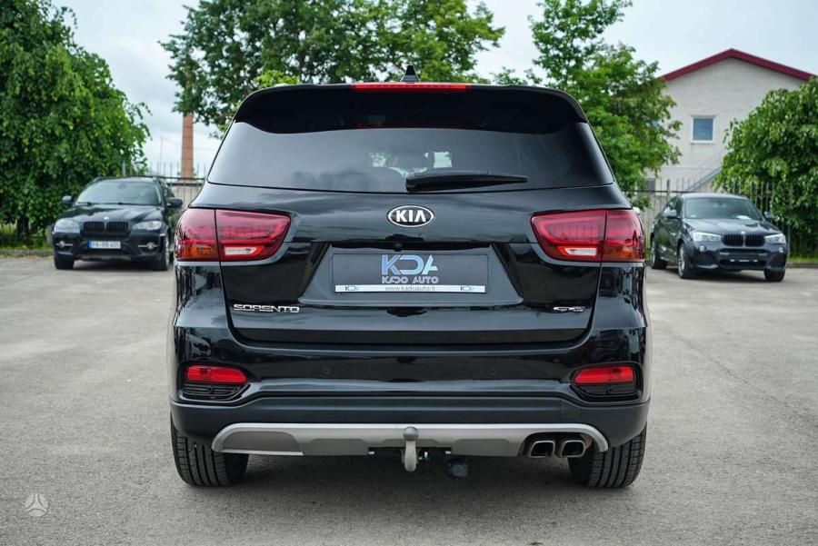 Black Kia Sorento 2018 in Marijampole, with an engine capacity of 2.20 L and mileage of 105 thousand km for 21250 €, photo 12 on AUTOMOTO.COM.LV