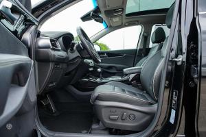 Black Kia Sorento 2018 in Marijampole, with an engine capacity of 2.20 L and mileage of 105 thousand km for 21250 €, photo 29 on AUTOMOTO.COM.LV