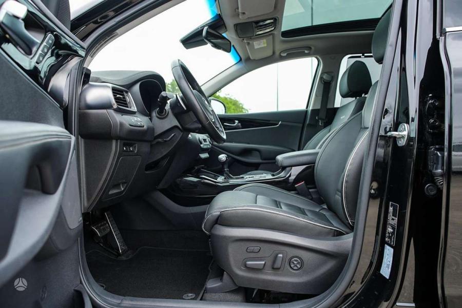 Black Kia Sorento 2018 in Marijampole, with an engine capacity of 2.20 L and mileage of 105 thousand km for 21250 €, photo 29 on AUTOMOTO.COM.LV