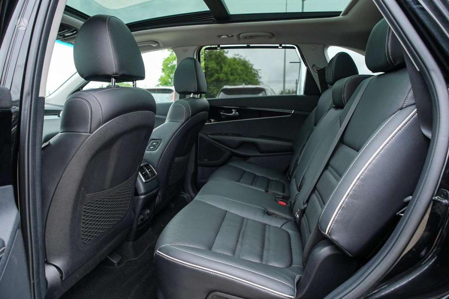 Black Kia Sorento 2018 in Marijampole, with an engine capacity of 2.20 L and mileage of 105 thousand km for 21250 €, photo 36 on AUTOMOTO.COM.LV