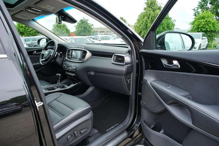 Black Kia Sorento 2018 in Marijampole, with an engine capacity of 2.20 L and mileage of 105 thousand km for 21250 €, photo 41 on AUTOMOTO.COM.LV