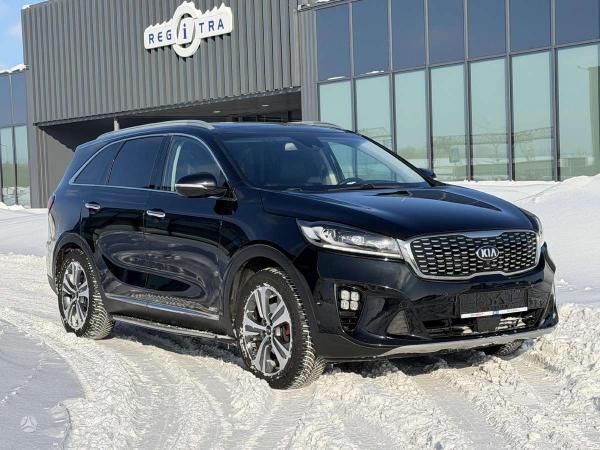 Black Kia Sorento 2019 in Siauliai, with an engine capacity of 2.20 L and mileage of 225 thousand km for 18790 €, photo 3 on AUTOMOTO.COM.LV