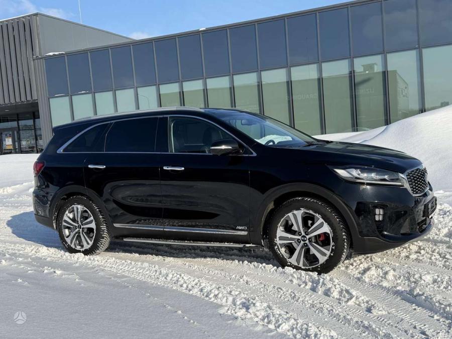 Black Kia Sorento 2019 in Siauliai, with an engine capacity of 2.20 L and mileage of 225 thousand km for 18790 €, photo 4 on AUTOMOTO.COM.LV