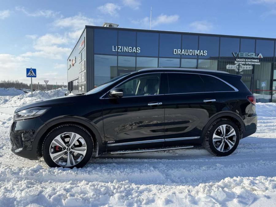Black Kia Sorento 2019 in Siauliai, with an engine capacity of 2.20 L and mileage of 225 thousand km for 18790 €, photo 5 on AUTOMOTO.COM.LV