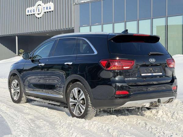 Black Kia Sorento 2019 in Siauliai, with an engine capacity of 2.20 L and mileage of 225 thousand km for 18790 €, photo 6 on AUTOMOTO.COM.LV