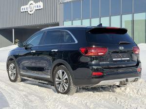 Black Kia Sorento 2019 in Siauliai, with an engine capacity of 2.20 L and mileage of 225 thousand km for 18790 €, photo 6 on AUTOMOTO.COM.LV