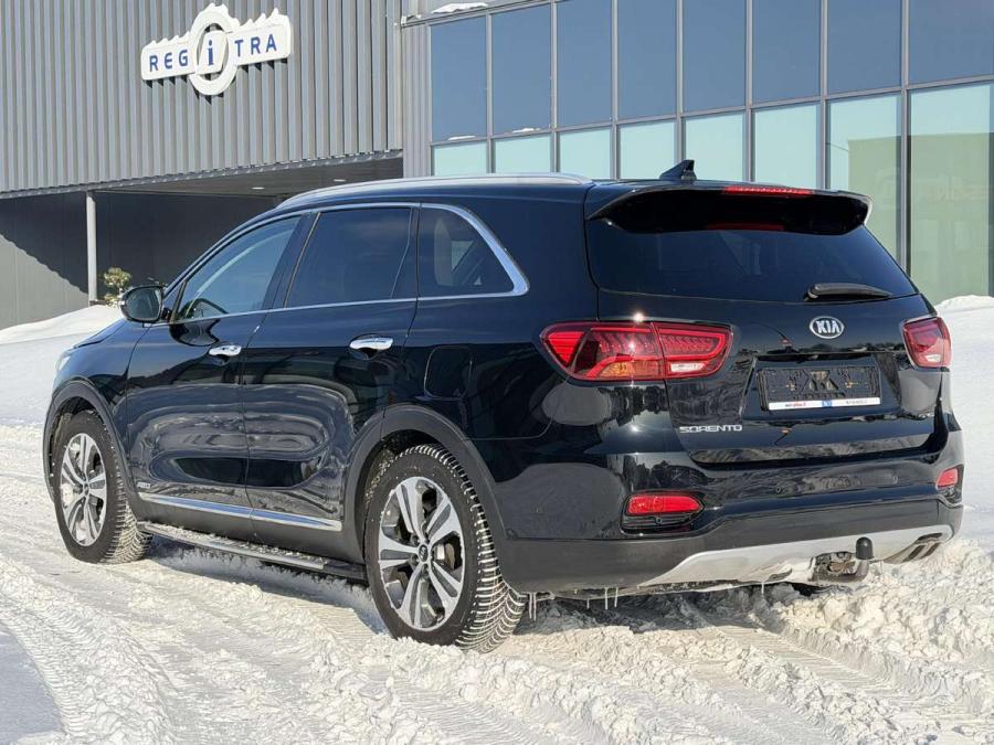 Black Kia Sorento 2019 in Siauliai, with an engine capacity of 2.20 L and mileage of 225 thousand km for 18790 €, photo 6 on AUTOMOTO.COM.LV