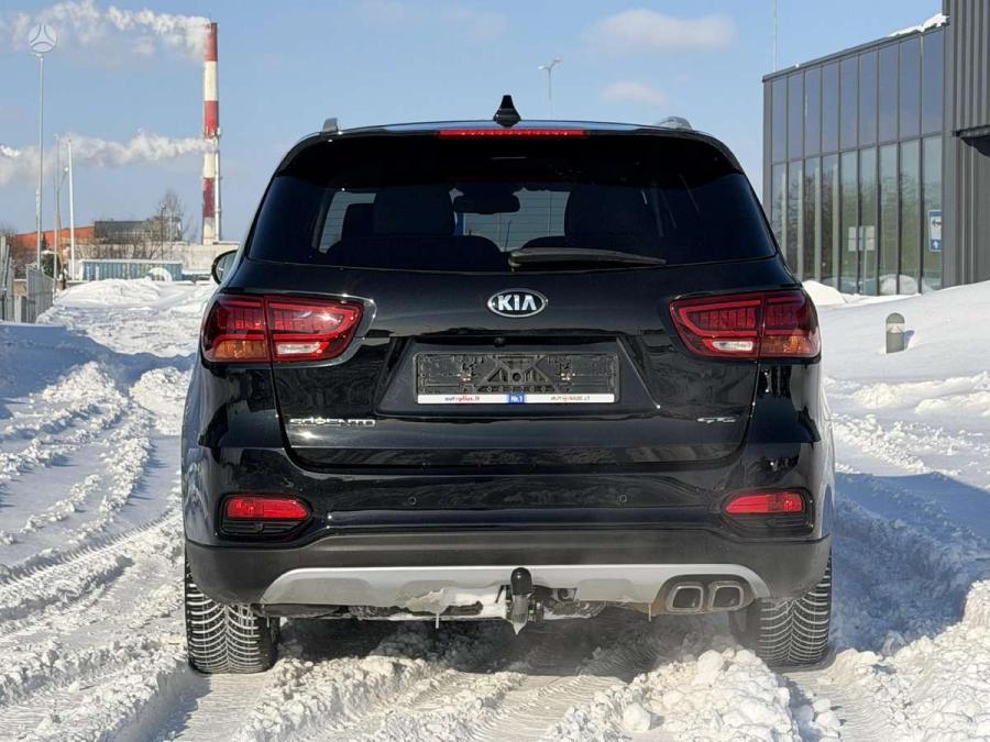 Black Kia Sorento 2019 in Siauliai, with an engine capacity of 2.20 L and mileage of 225 thousand km for 18790 €, photo 7 on AUTOMOTO.COM.LV