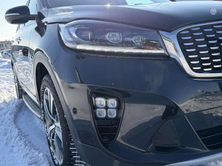 Black Kia Sorento 2019 in Siauliai, with an engine capacity of 2.20 L and mileage of 225 thousand km for 18790 €, photo 10 on AUTOMOTO.COM.LV