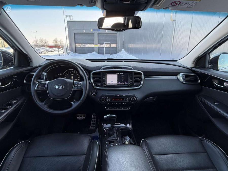 Black Kia Sorento 2019 in Siauliai, with an engine capacity of 2.20 L and mileage of 225 thousand km for 18790 €, photo 20 on AUTOMOTO.COM.LV